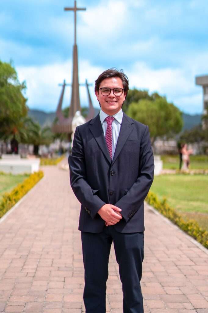 Pedro Armijos: joven lojano que desafía su pasión por el derecho