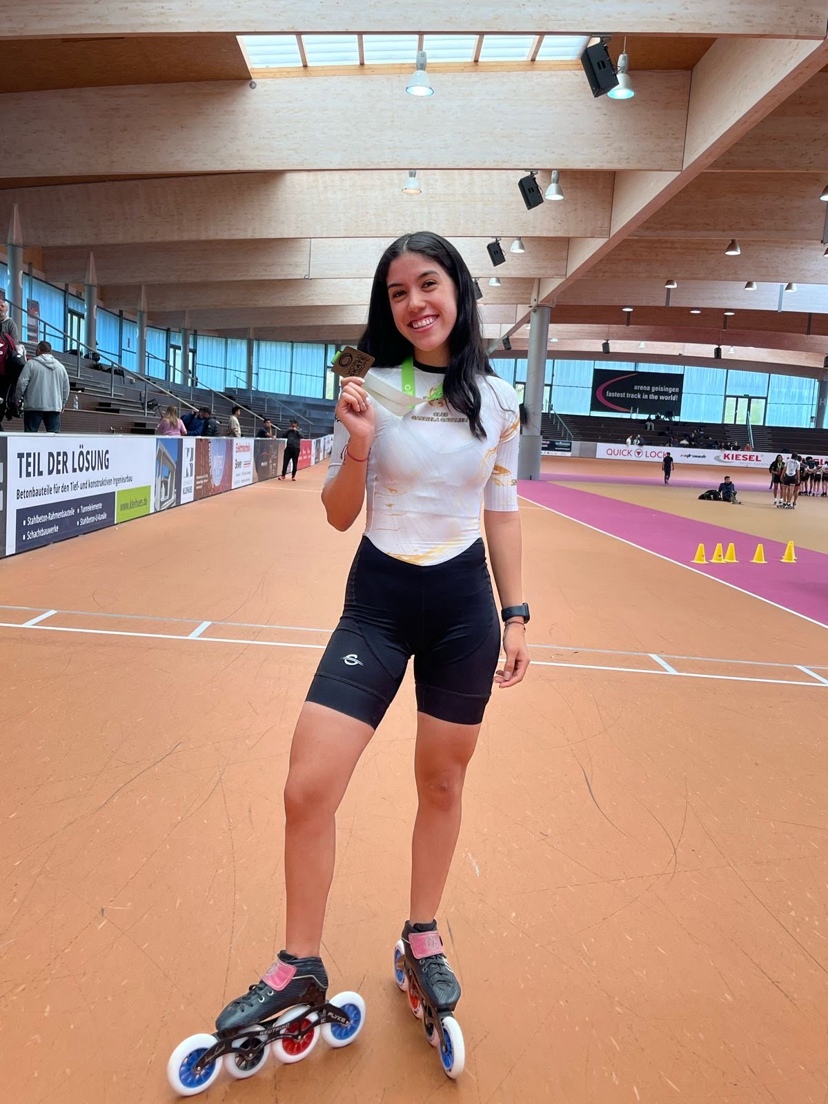 La patinadora lojana Fernanda Moncada brilla en la pista más rápida del ...
